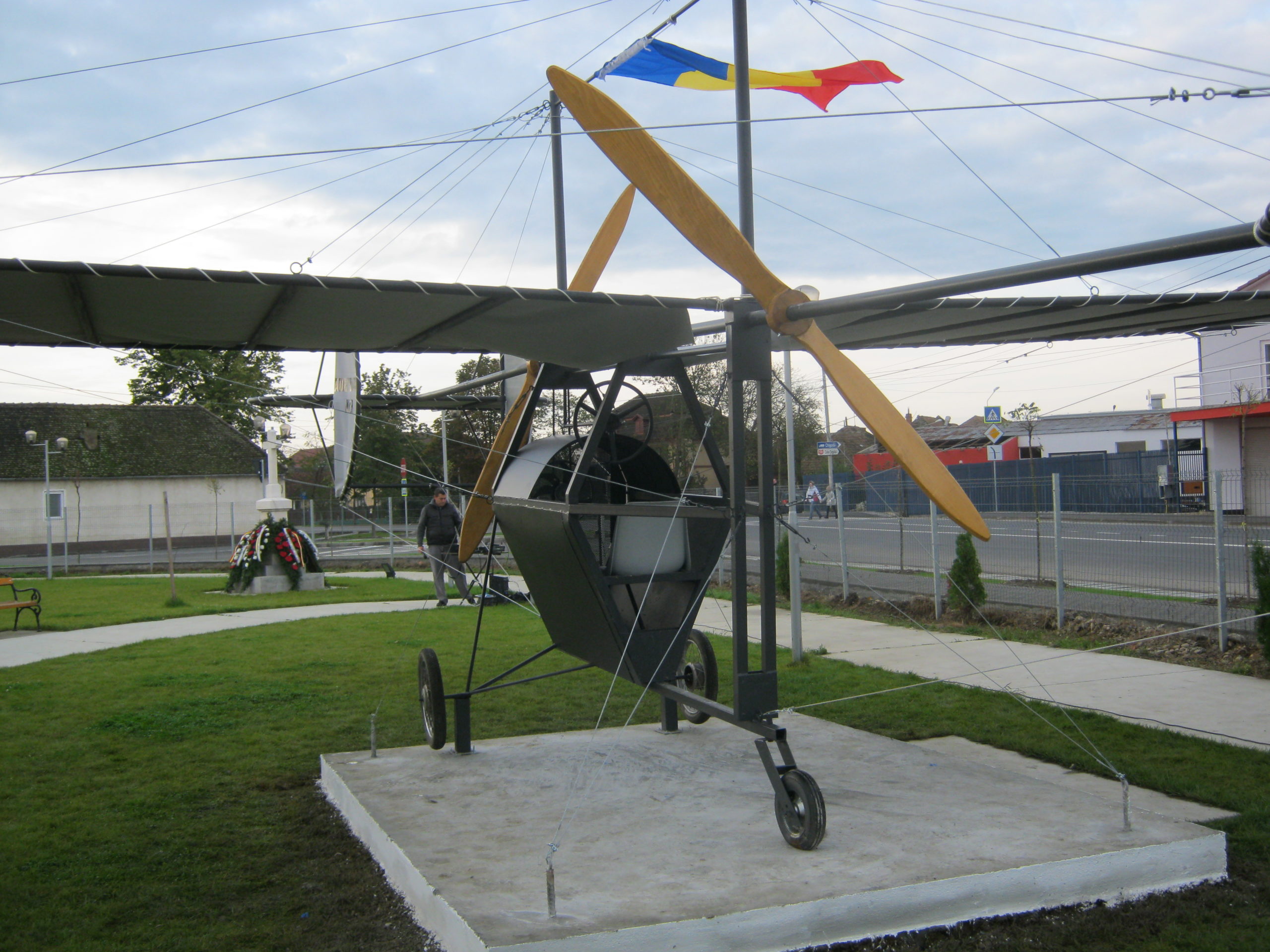 FOTO / AUDIO / Macheta în mărime naturală a avionului Vlaicu II, la ...