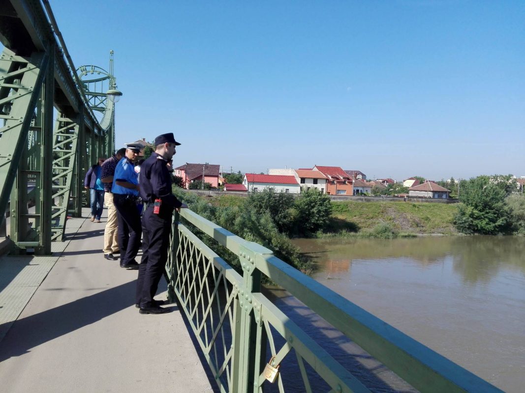 Pompierii caută un bărbat care s-a aruncat de pe podul Traian - Radio ...