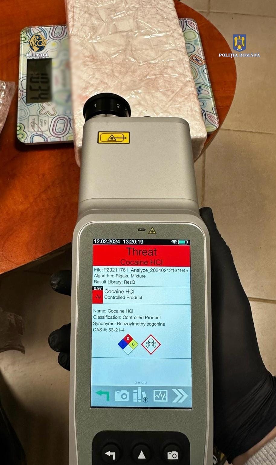 Traficanți de droguri prinși în timpul unei tranzacții cu 2 kilograme ...