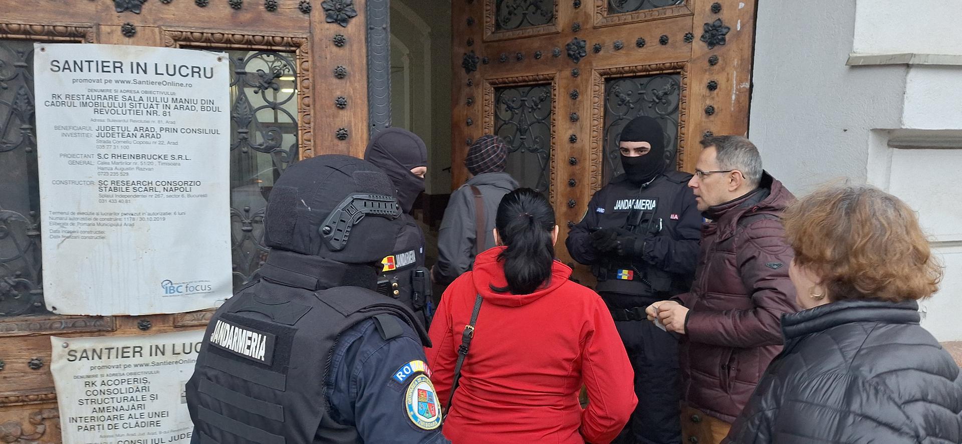 Angajați ai CNAIR, ridicați într-un dosar de mită la vama Nădlac 2 ...