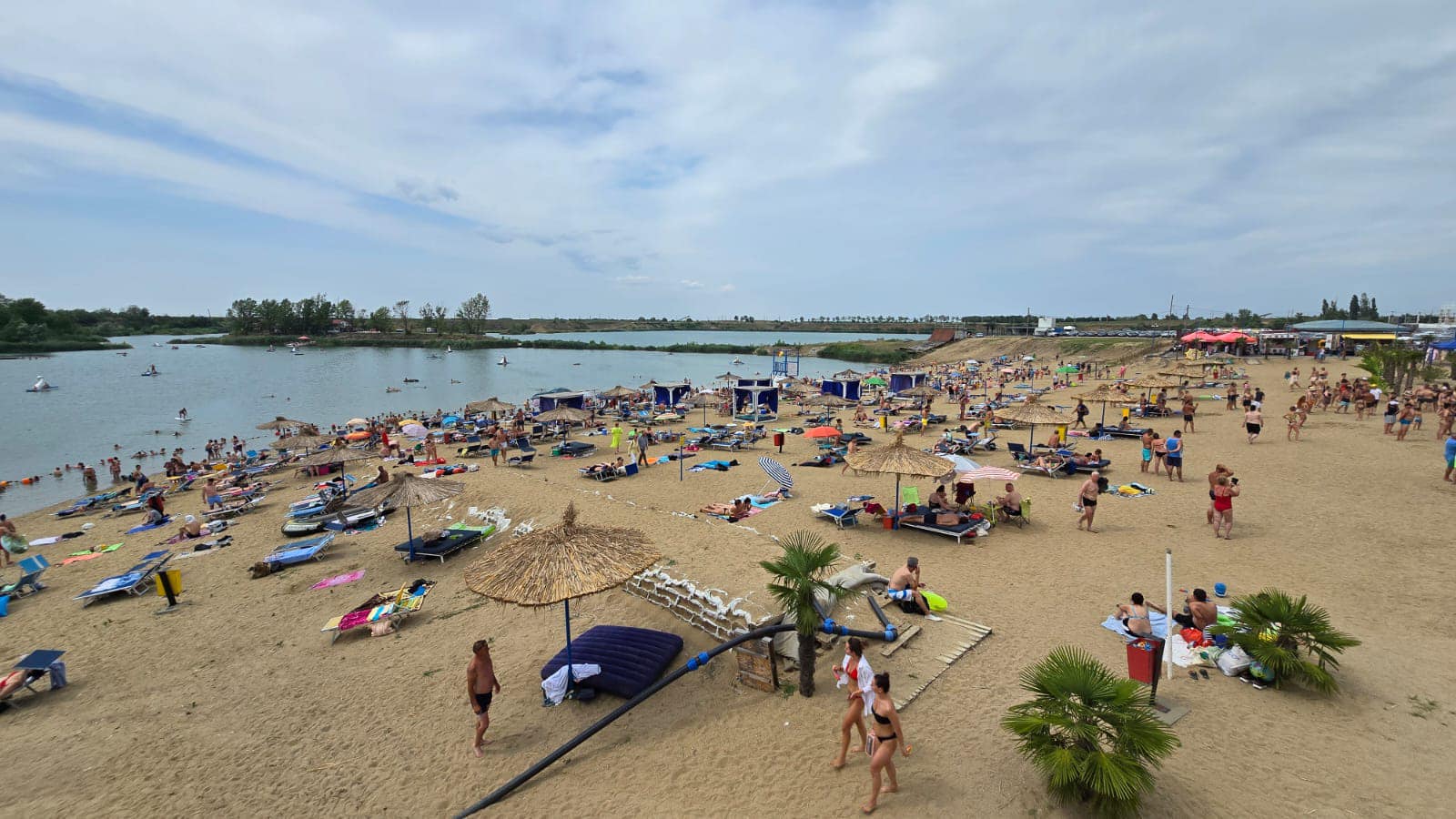 Se deschide sezonul estival pe plaja de la Ghioroc - Radio România ...