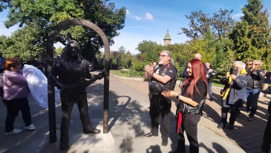 Statuia lui Adrian Bărar, primul monument din România dedicat unui ...