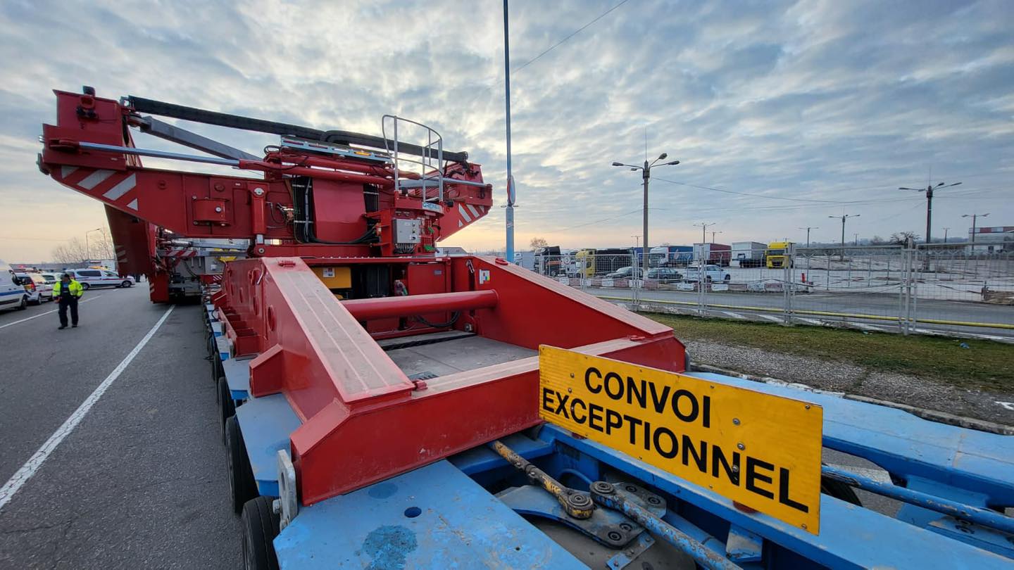 Cel mai lung transport agabaritic din țară a pornit la drum. Transportă ...