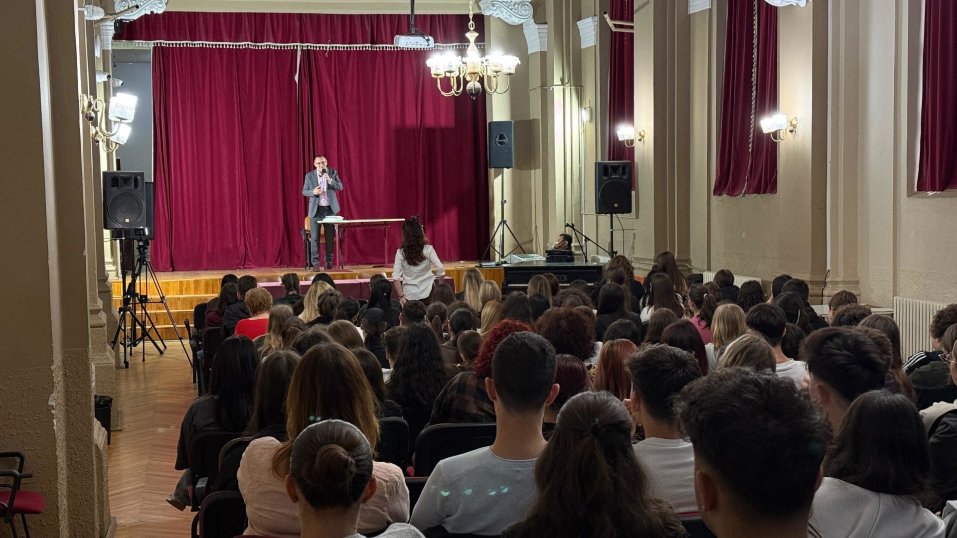 Întâlniri literare între liceeni și scriitori contemporani în cadrul ...