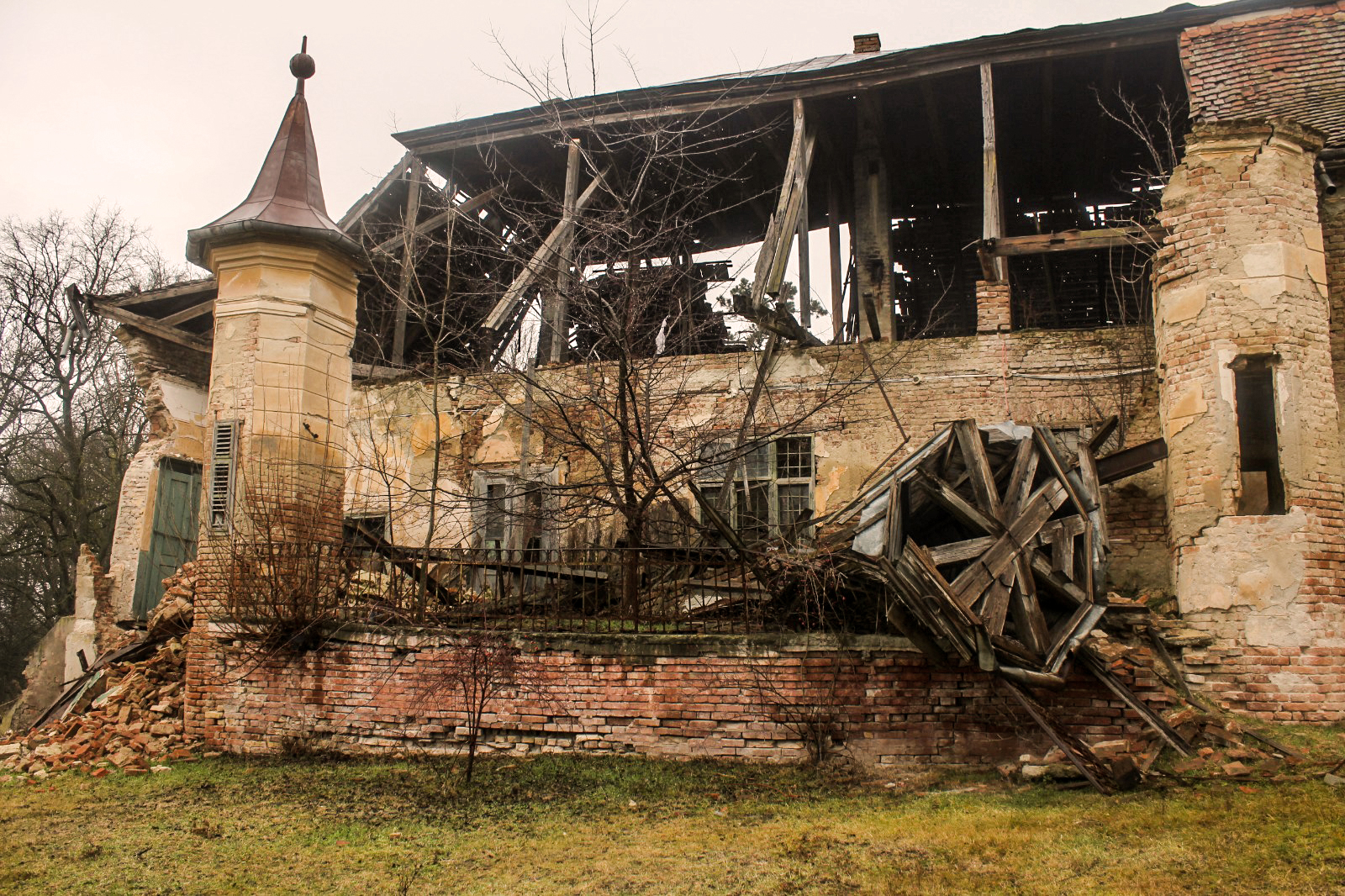 Conacul Petala din Clopodia, intervenție salvatoare a voluntarilor de ...