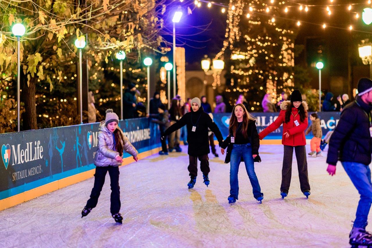 S-a deschis patinoarul Ice Town din Iulius Gardens - Radio România ...